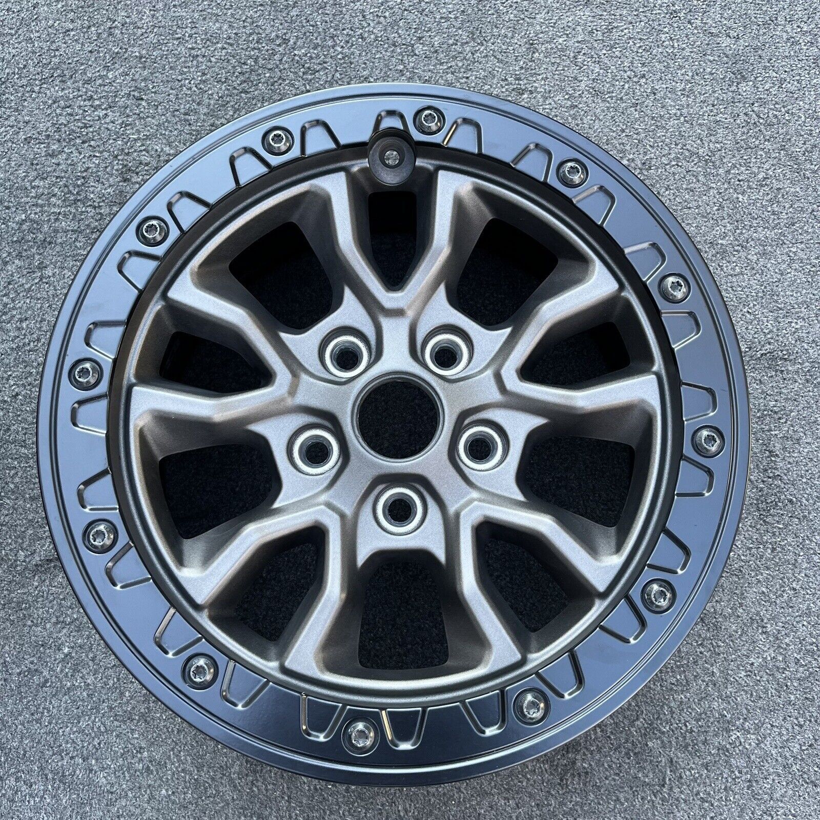 SINGLE 17 INCH WHEEL/RIM JEEP WRANGLER BEADLOCK 2021-2024 OEM BRONZE ...